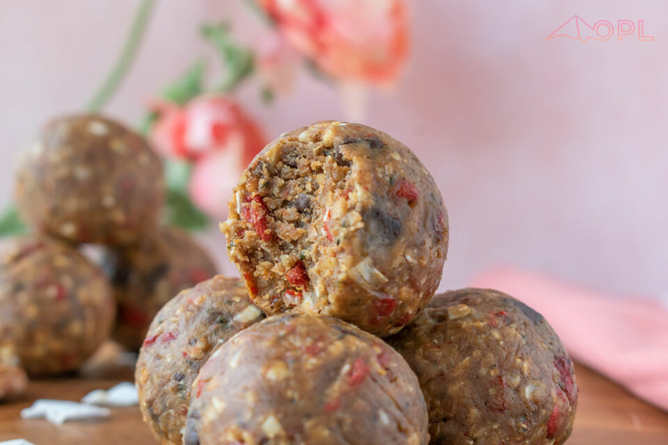 Paleo Goji Berry Protein Bites (5 Min Prep Time, Clean Cold Snack)